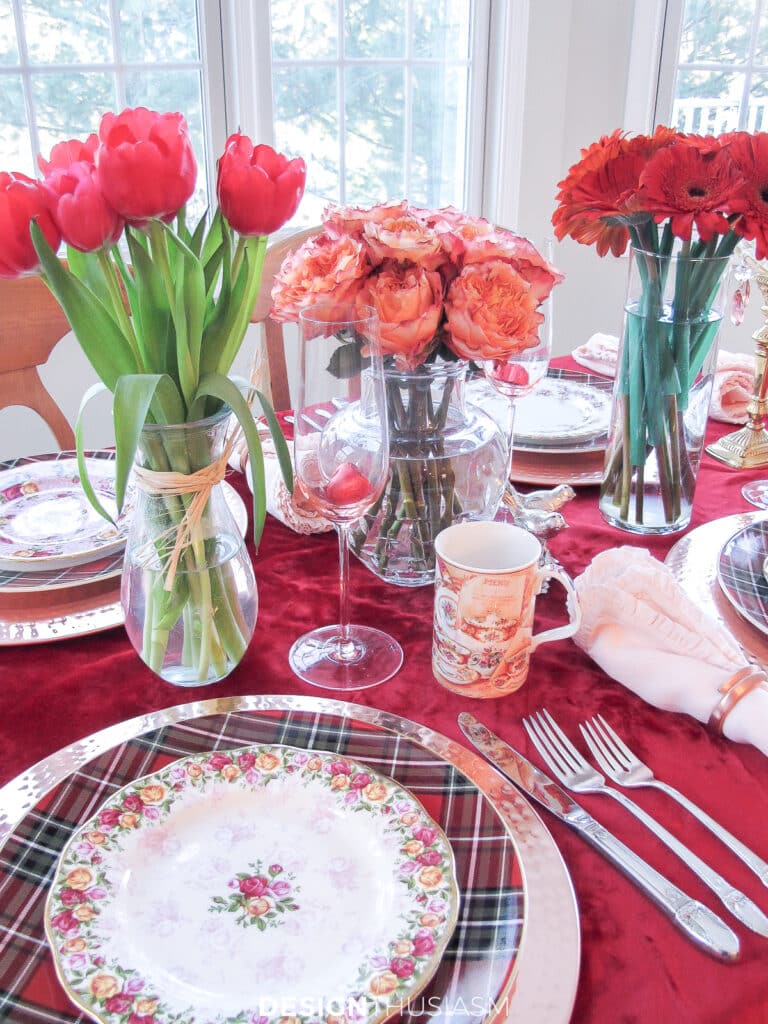 Valentine Table Decorations: Romantic Red and Pattern Mix