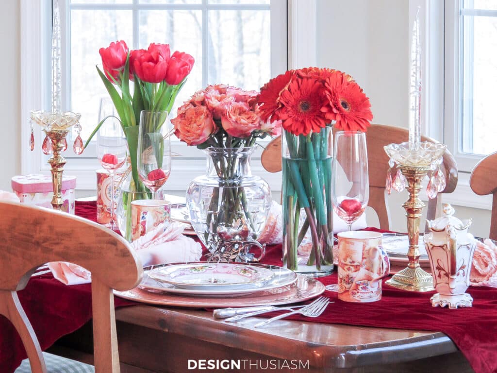 Valentine Table Decorations: Romantic Red and Pattern Mix