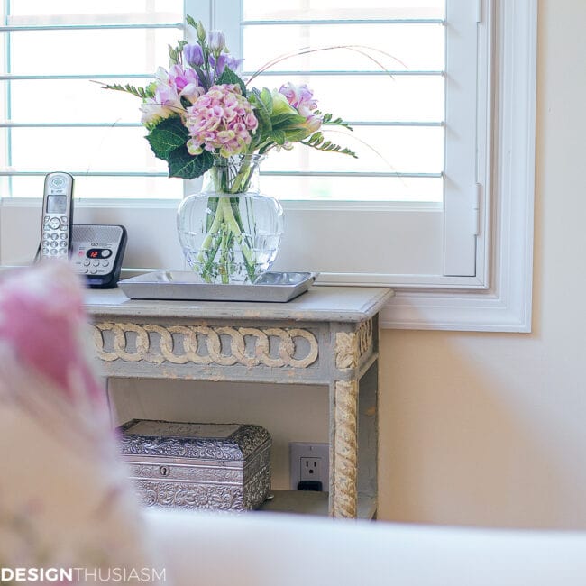 Small Accent Table: How to Decorate a Tiny Living Room Corner