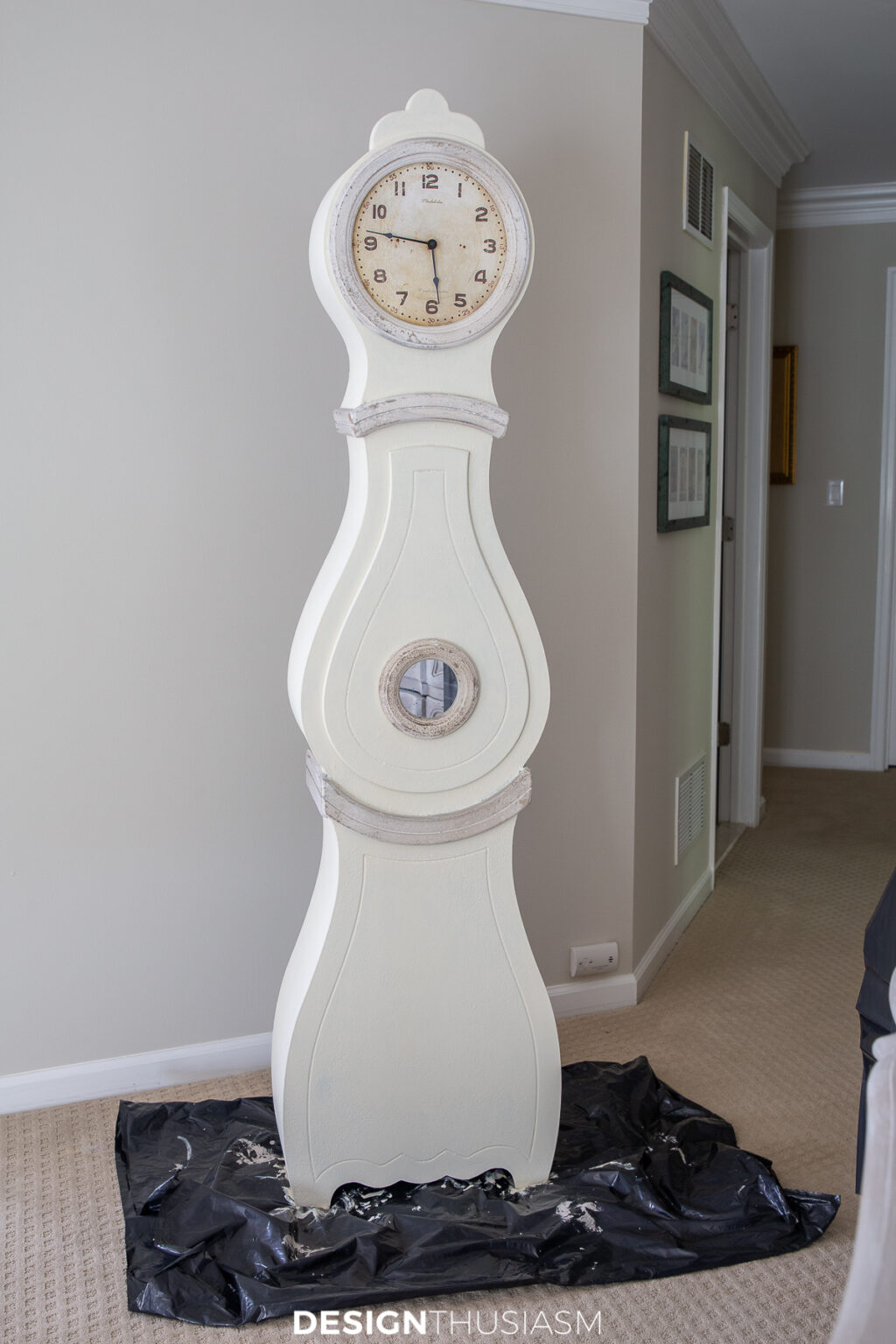 Farmhouse Clock: DIY Chalk Painting a Swedish Mora Clock