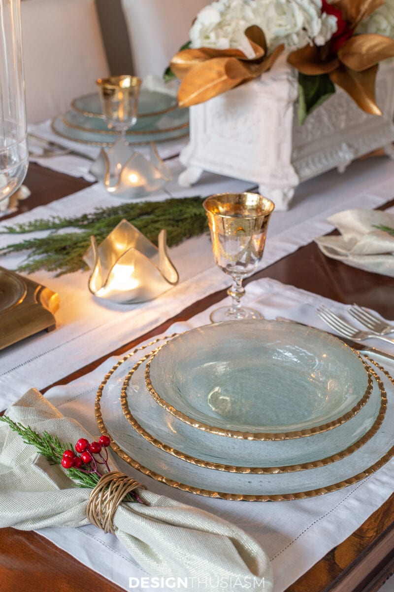 Christmas Table Decorations: Using Gold on the Table for Christmas
